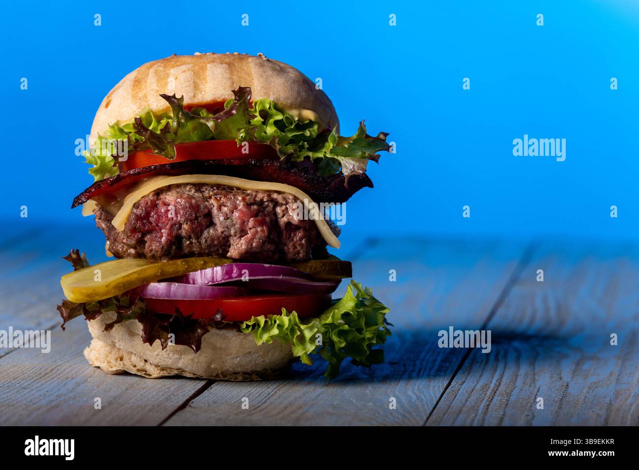 Close-up of a single cheeseburger Stock Photo - Alamy