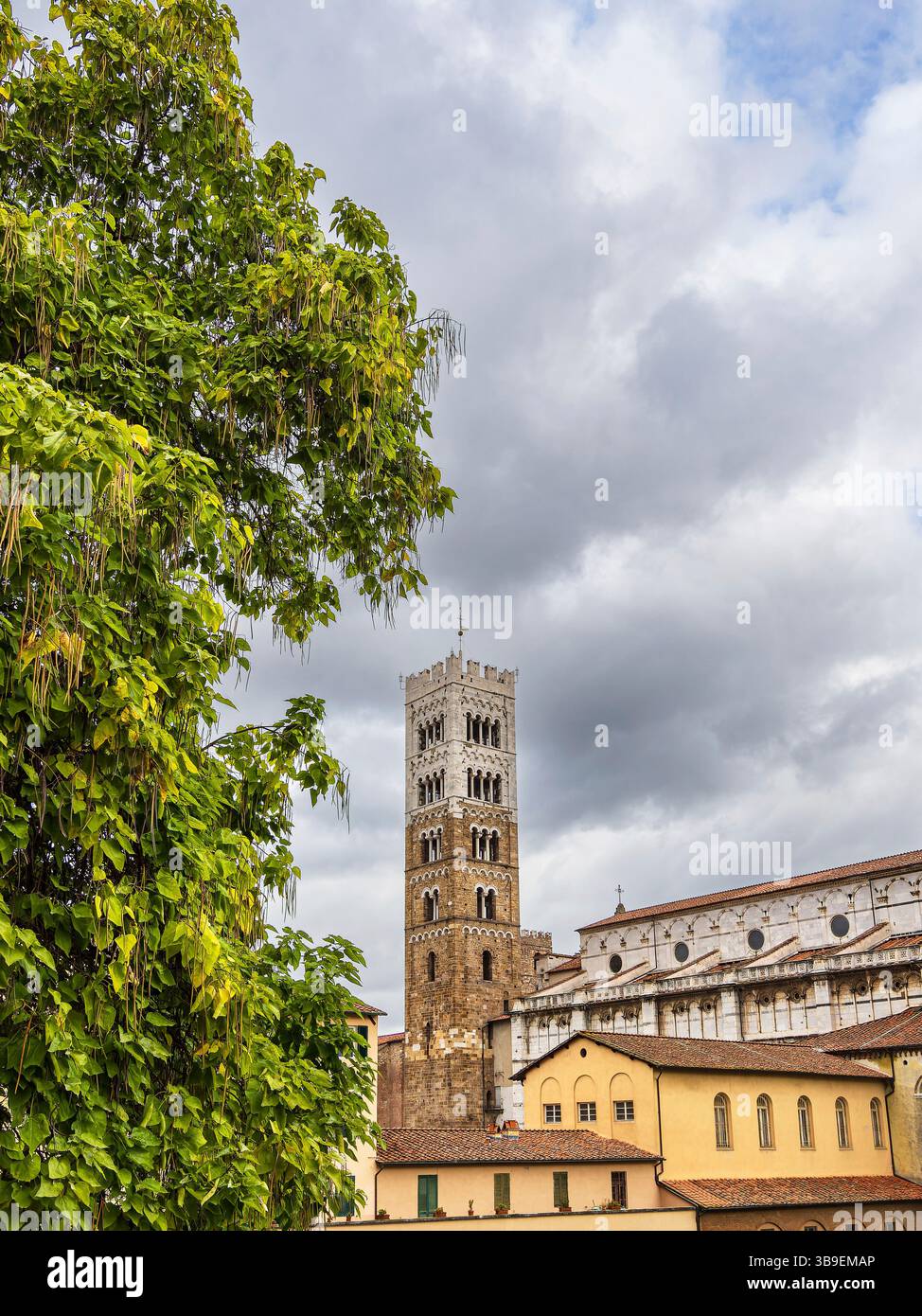 Old buildings in lucca hi-res stock photography and images - Alamy