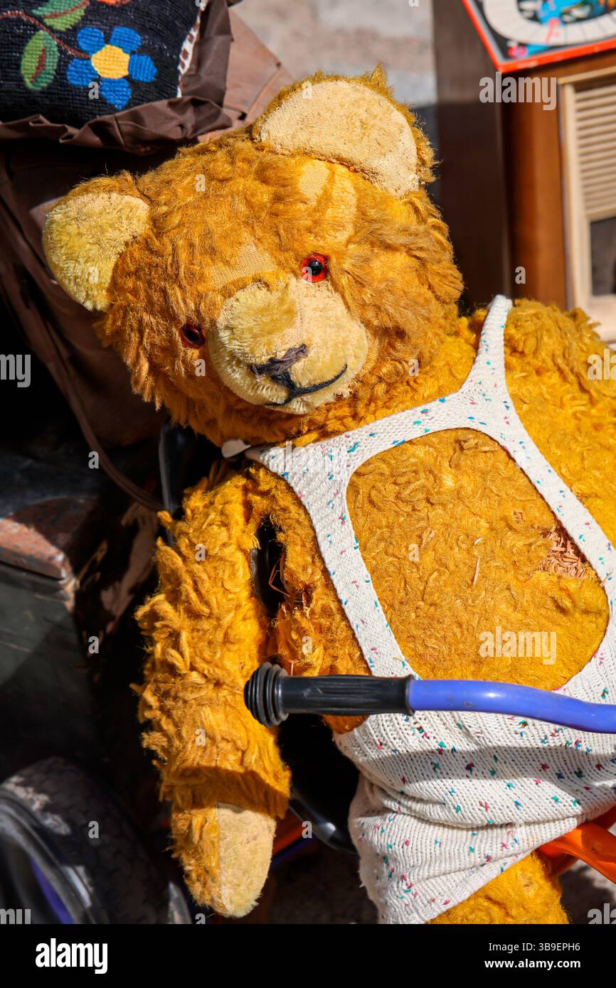 A very old teddy bear Stock Photo - Alamy