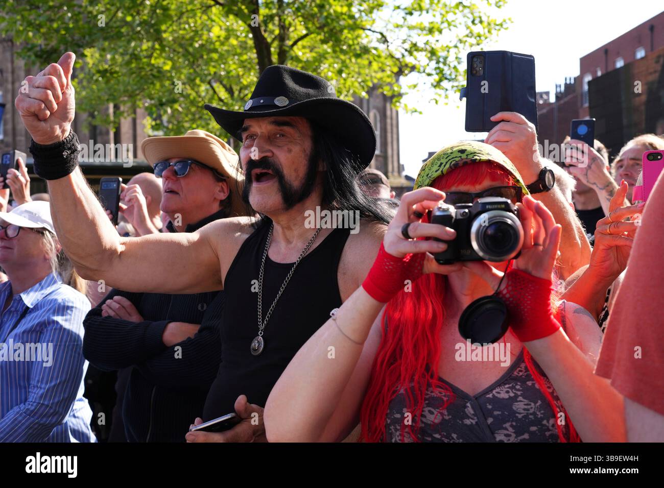 Motorhead fans gather to commemorate Lemmy Kilmister the Motorhead ...