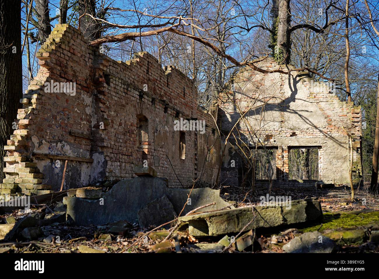 Dilapidated walls old abandoned hi-res stock photography and images - Alamy