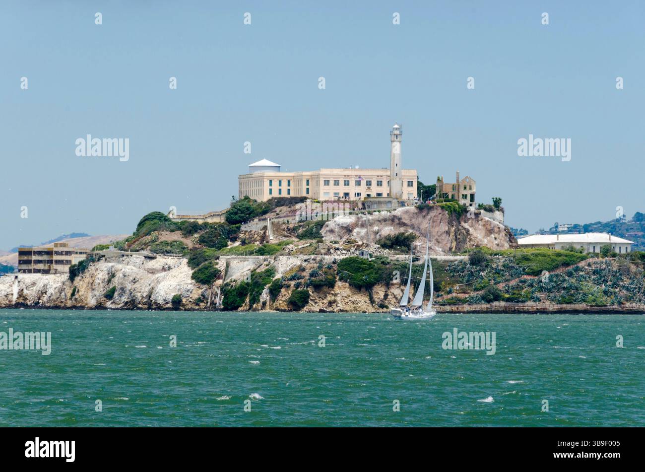 Alcatraz and sailing boat in San Francisco Bay Stock Photo - Alamy