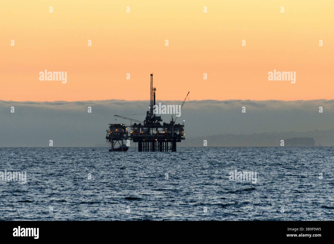 Drilling rig in the Pacific Ocean off Huntington Beach Stock Photo - Alamy