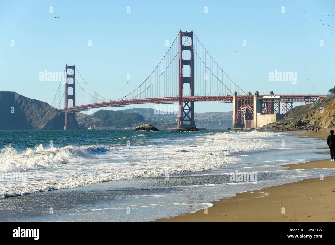 Surf at Baker Beach against the backdrop of the Golden Gate Bridge ...