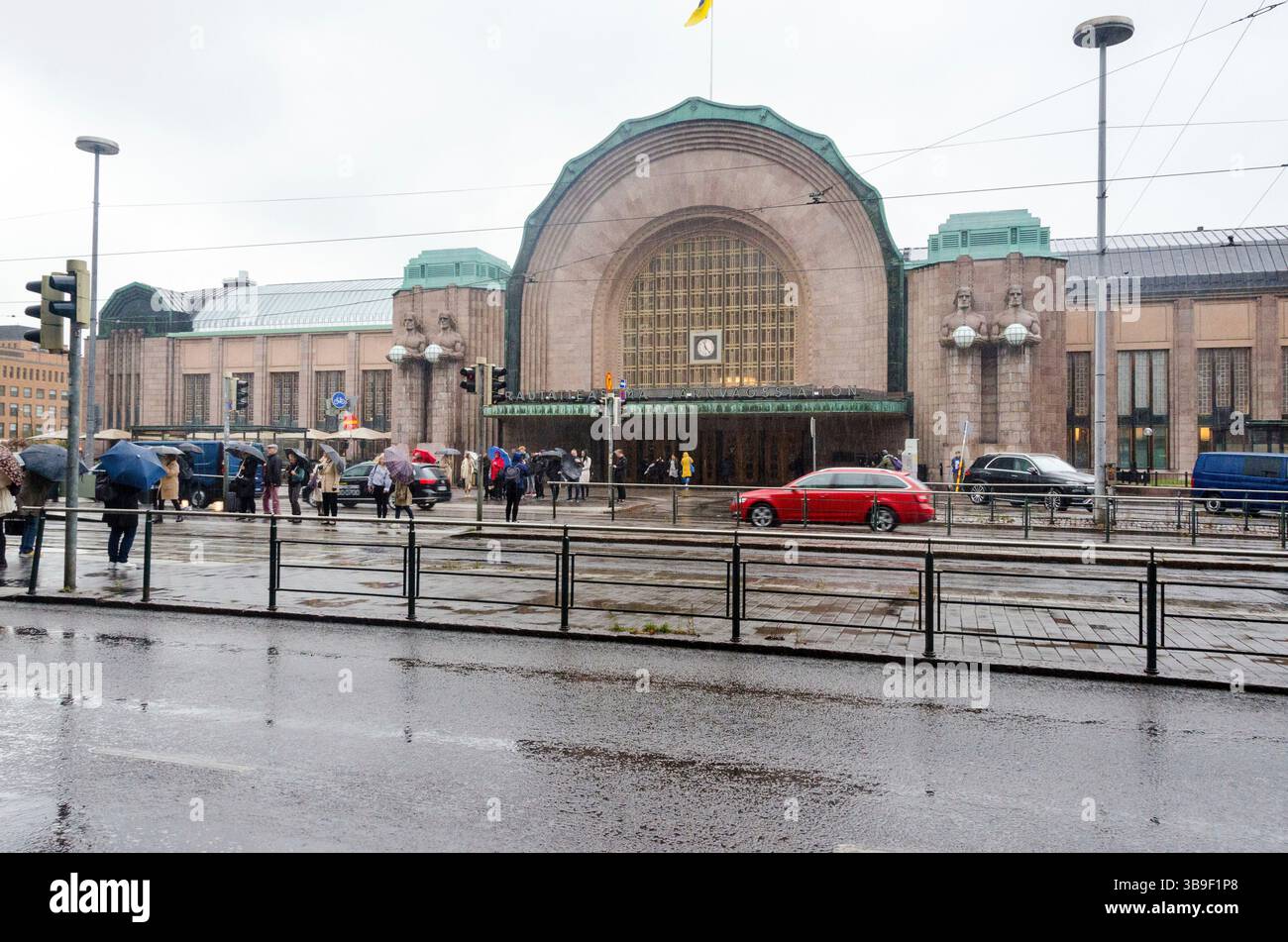 Helsinki central station entrance hi-res stock photography and images ...