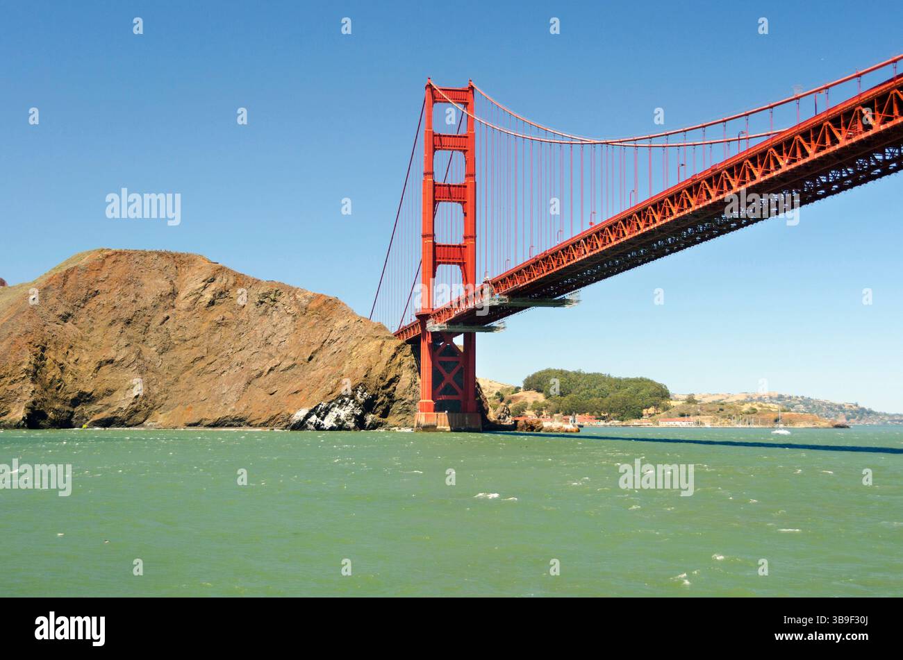 Passage by boat under the Golden Gate Bridge Stock Photo - Alamy