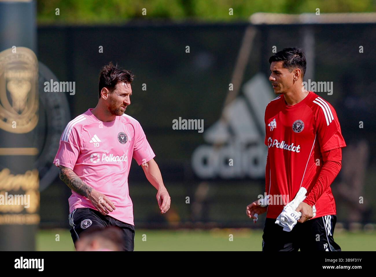 FORT LAUDERDALE, FL - MAY 09: Lionel Messi (10) and Oscar Ustari (19 ...