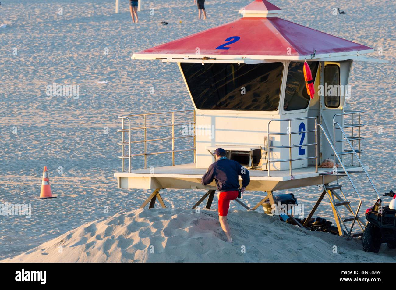 Lifeguards cabin at beach hi-res stock photography and images - Alamy