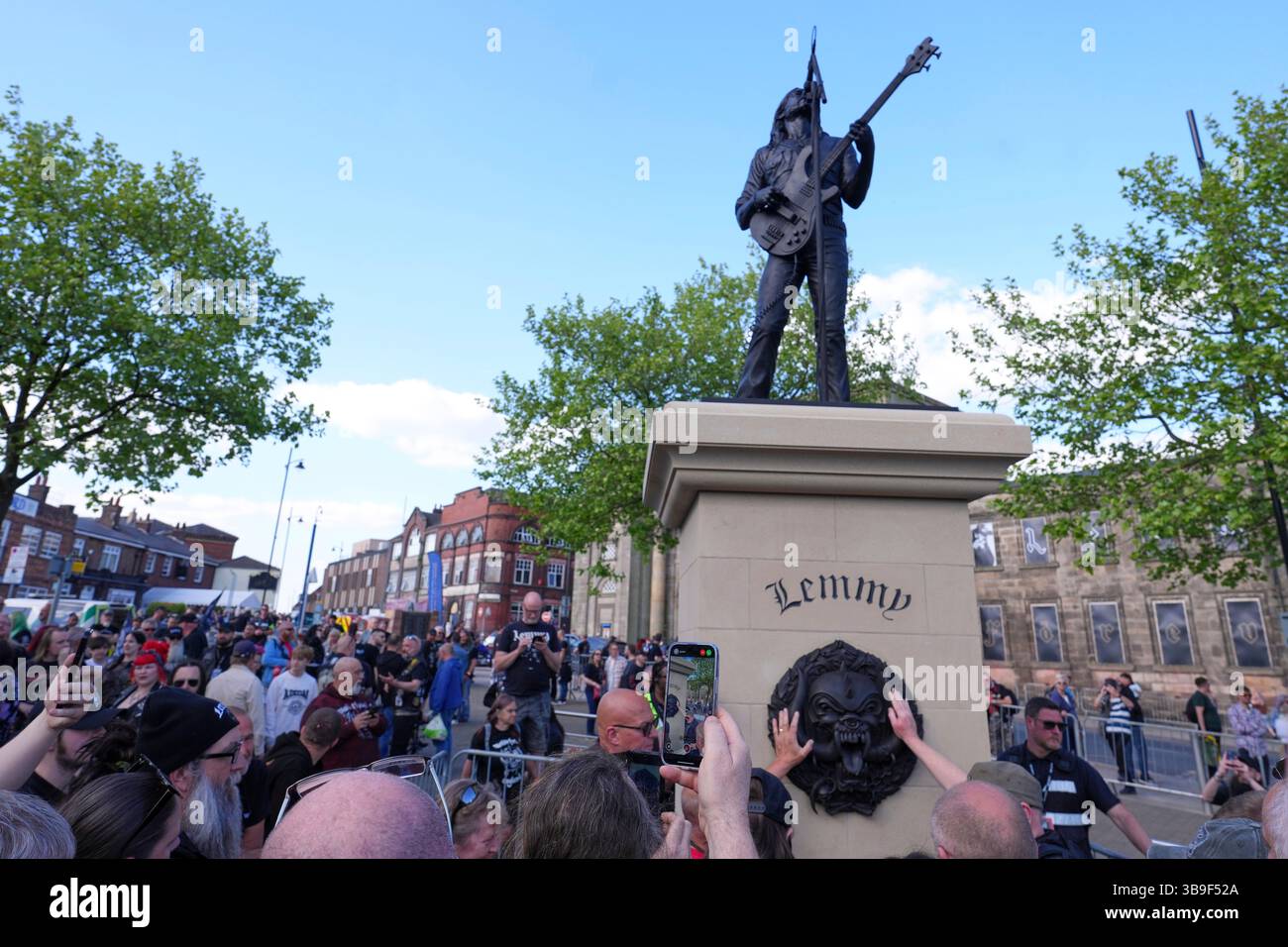 Motorhead fans touch the Motorhead logo to commemorate Lemmy Kilmister ...