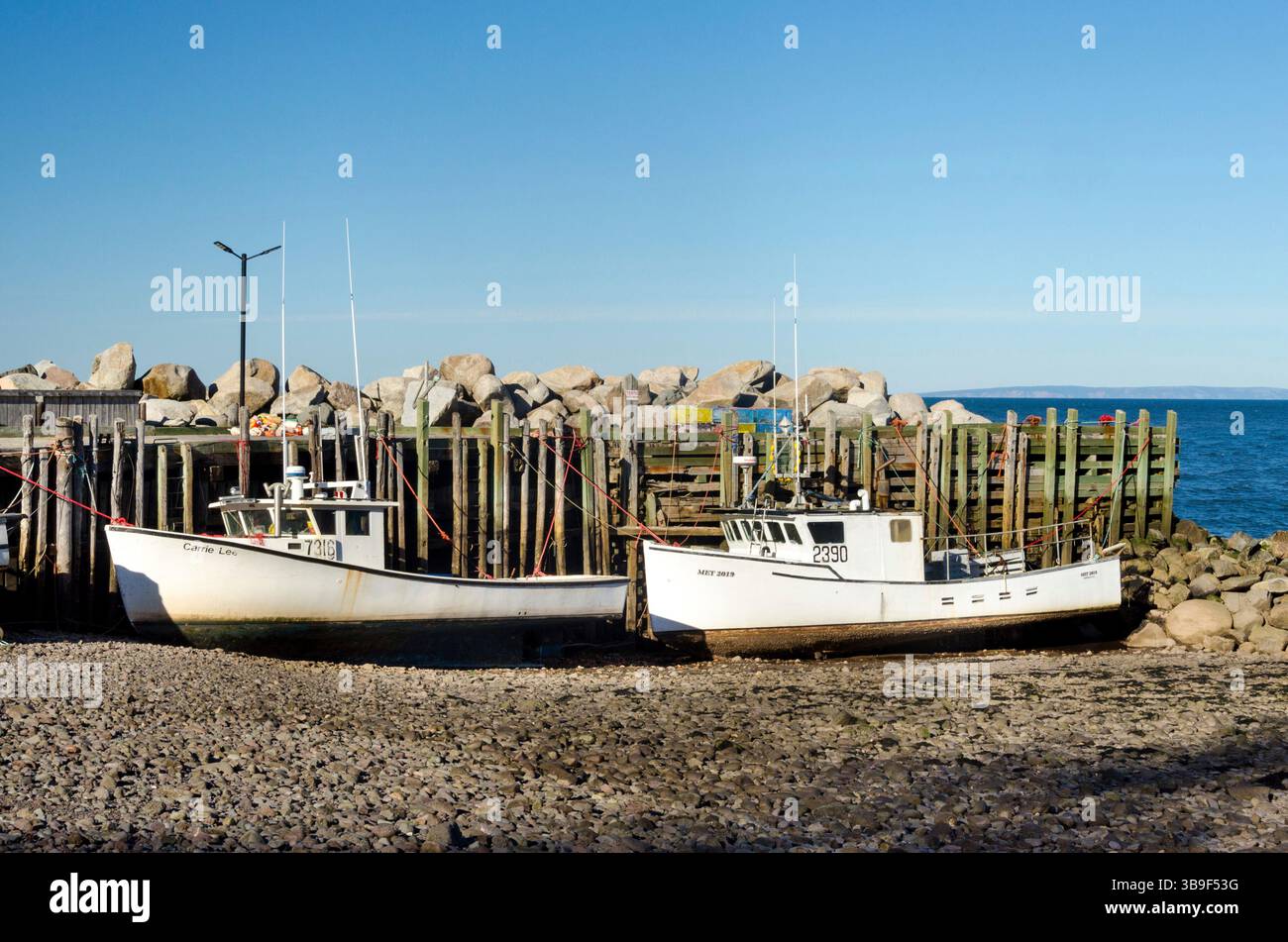 Boats on dry land hi-res stock photography and images - Alamy
