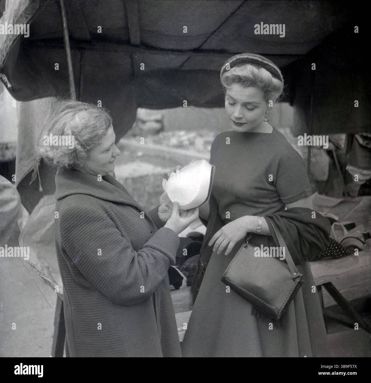 1950s, historical, market shopping....a female market trader at a covered stall at the Club Row ...