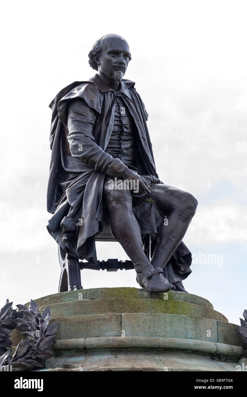 Statue of William Shakespeare, The Gower Memorial, Stratford-upon-Avon ...