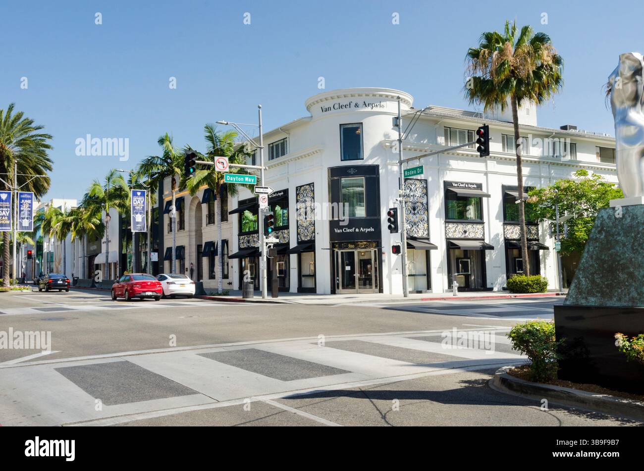 Street crossing on rodeo drive in beverly hills hi-res stock ...