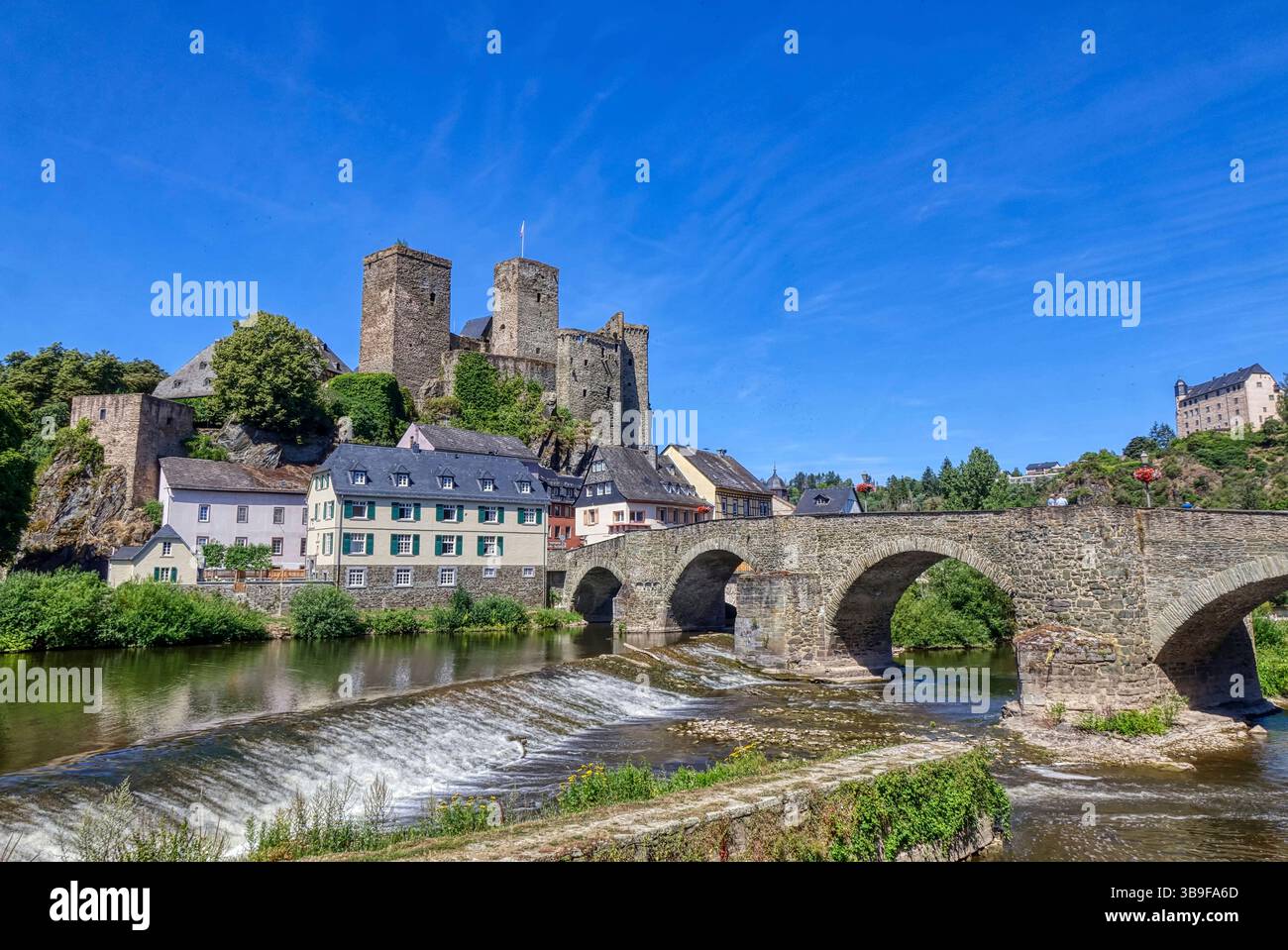 Medieval castle and bridge over the Lahn in Runkel Stock Photo - Alamy