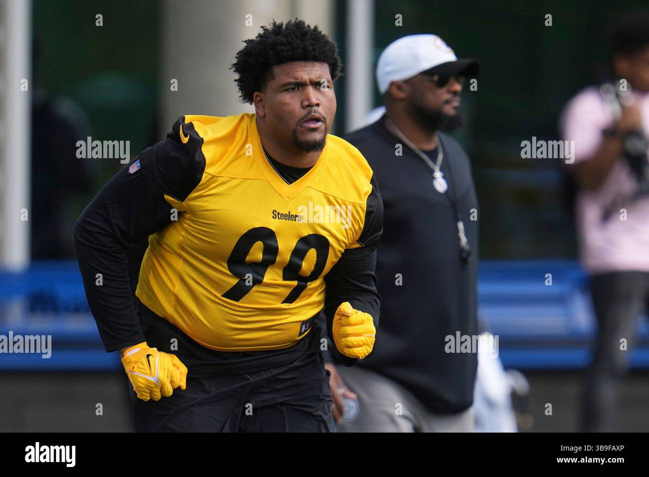 Pittsburgh Steelers head coach Mike Tomlin, right, watches as first ...