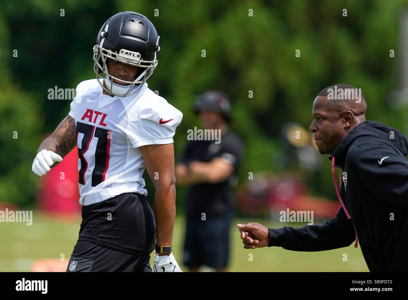 Atlanta Falcons head coach Raheem Morris talks with Atlanta Falcons ...