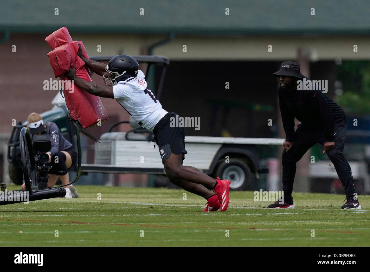 Atlanta Falcons edge rusher Jalon Walker (11) runs drills during the ...