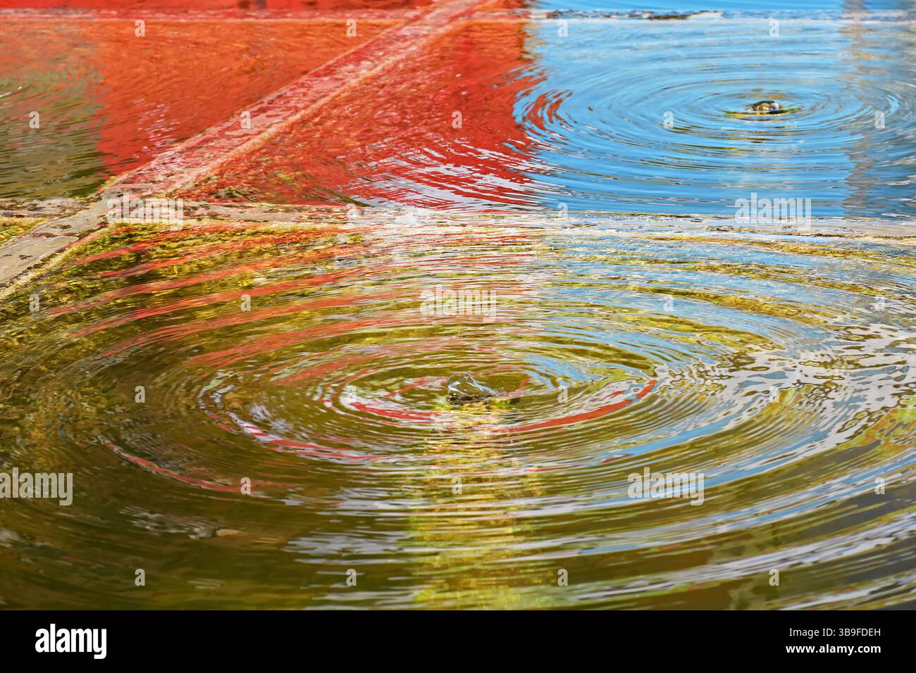 Fountain reflections hi-res stock photography and images - Alamy