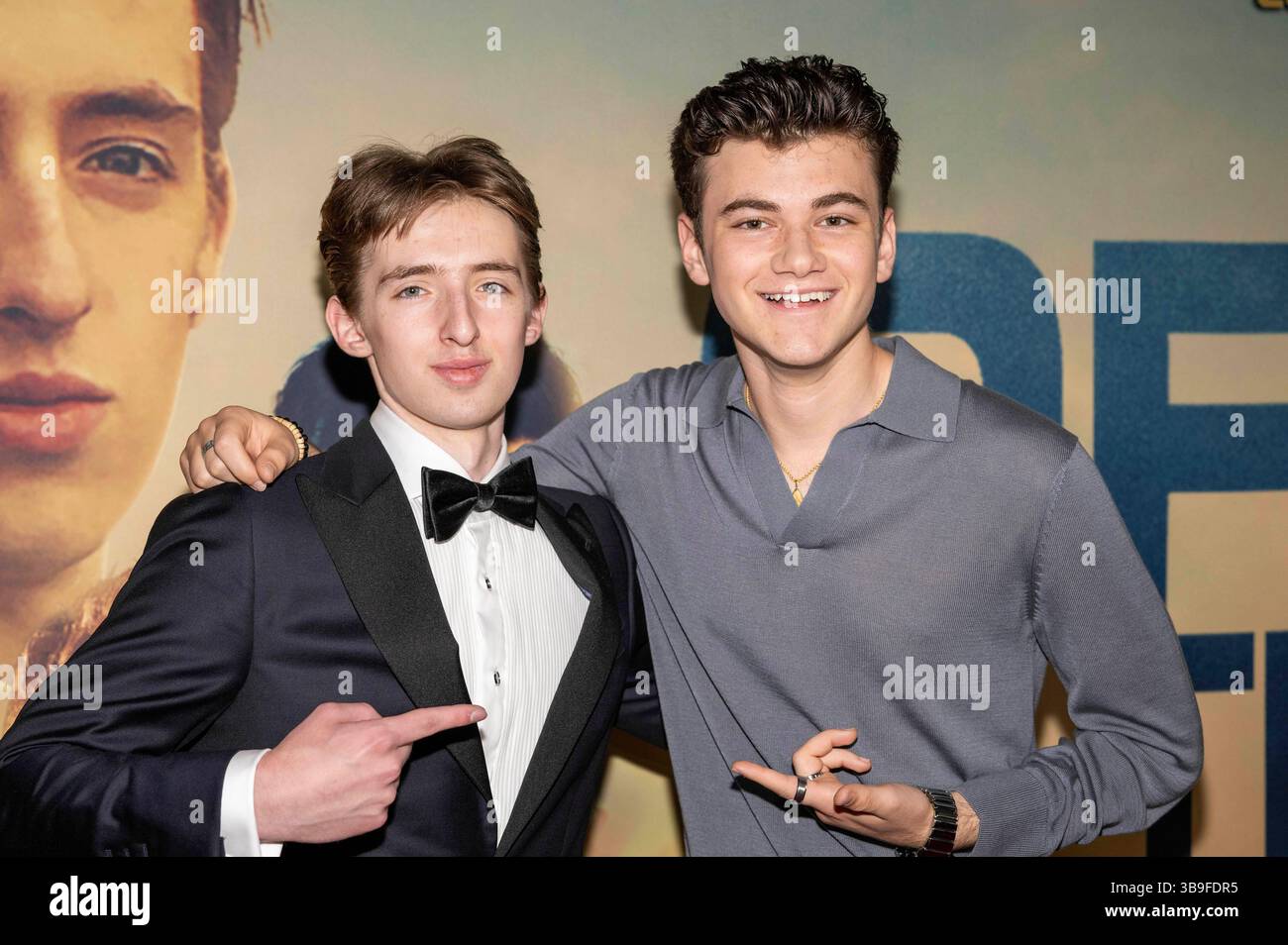 Samuel L. Pierce und James Rodriguez bei der Premiere des Kinofilms Off the Line im Regal LA ...