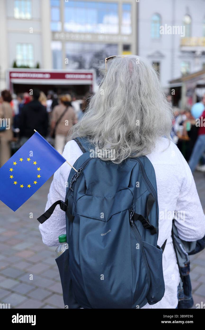 Eine Frau mit Europafahne beim Europafest auf dem Alten Markt in Potsdam, 9. Mai 2025 ...