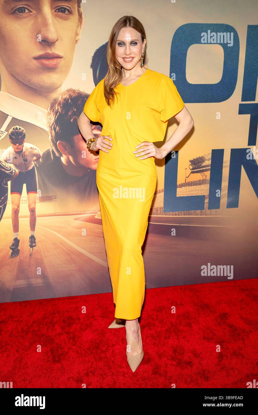 Charis Michelsen Bei Der Premiere Des Kinofilms Off The Line Im Regal
