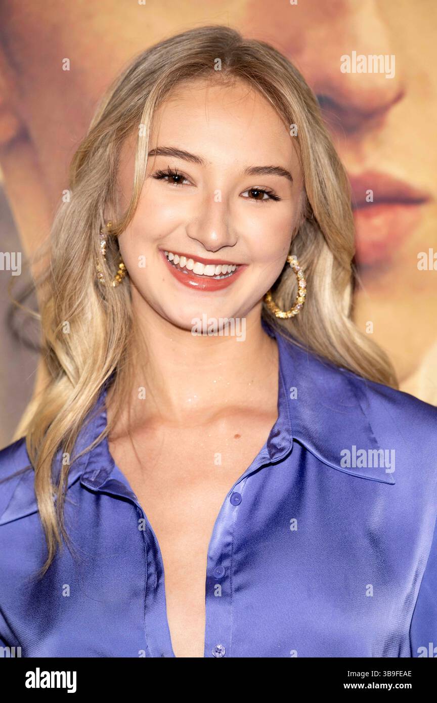 Lacey Katena bei der Premiere des Kinofilms Off the Line im Regal LA ...