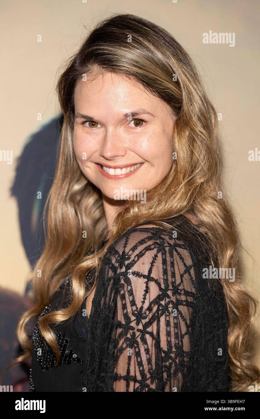 Meredith Jackson bei der Premiere des Kinofilms Off the Line im Regal ...