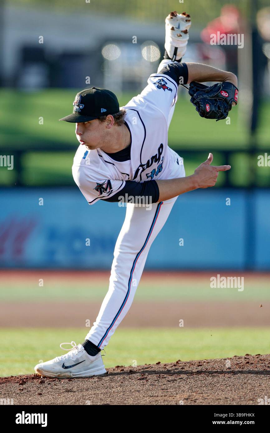 Beloit, WI. USA: Beloit Sky Carp pitcher Karson Milbrandt (36) delivers ...