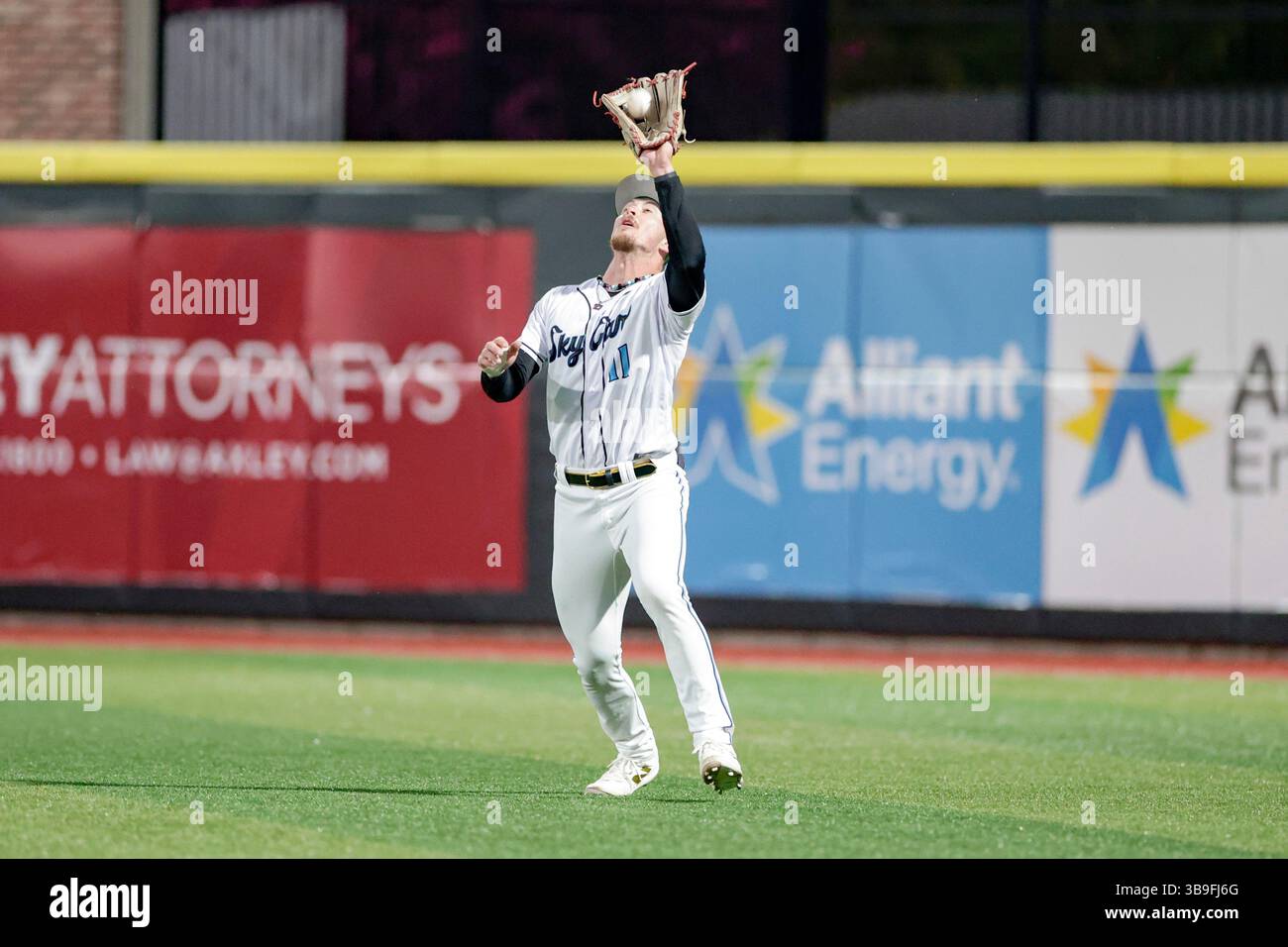 Beloit, WI. USA: Beloit Sky Carp infielder Eric Rataczak (11) catches a ...