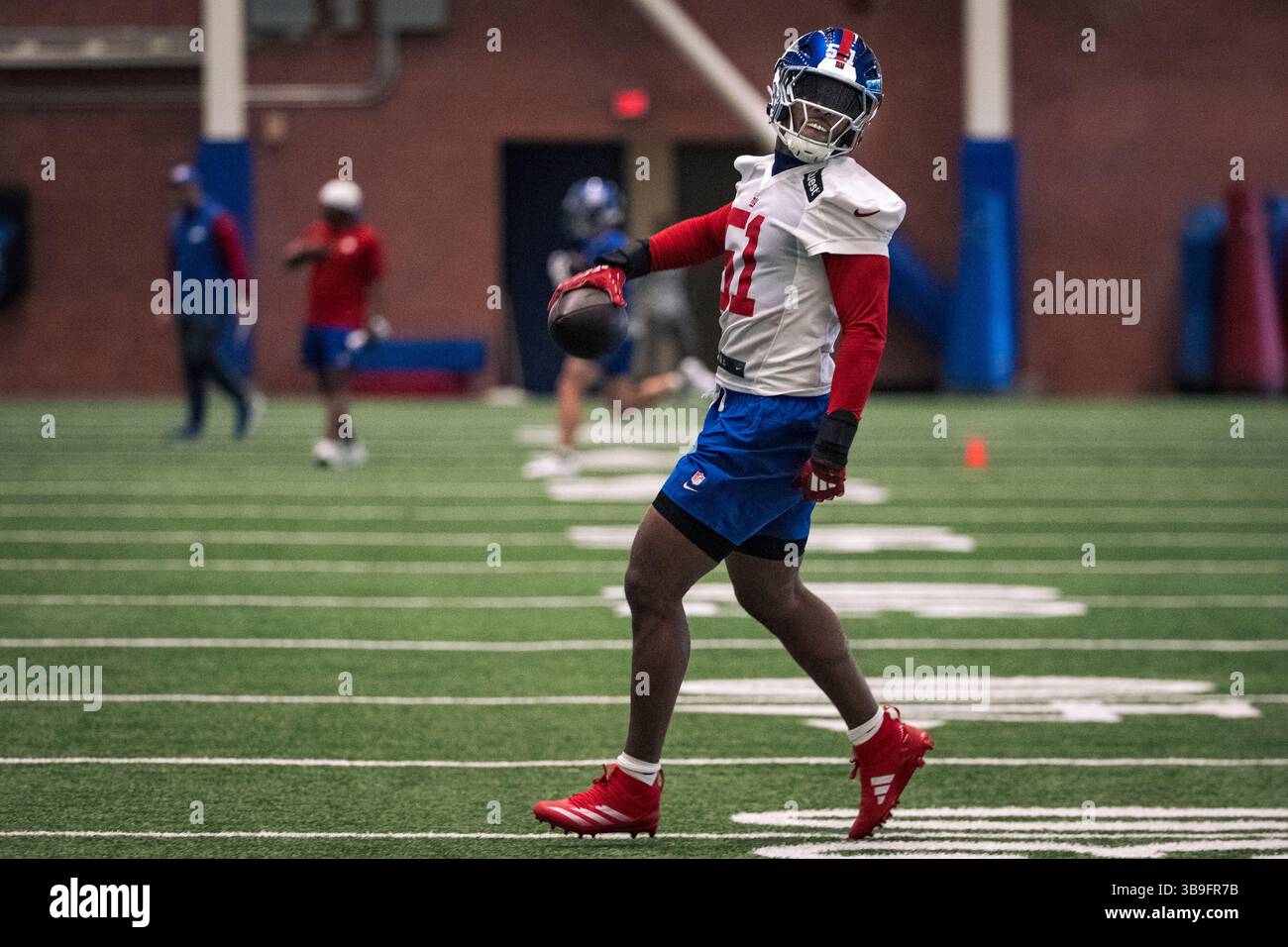 New York Giants linebacker Abdul Carter (51) slows to a stop after ...