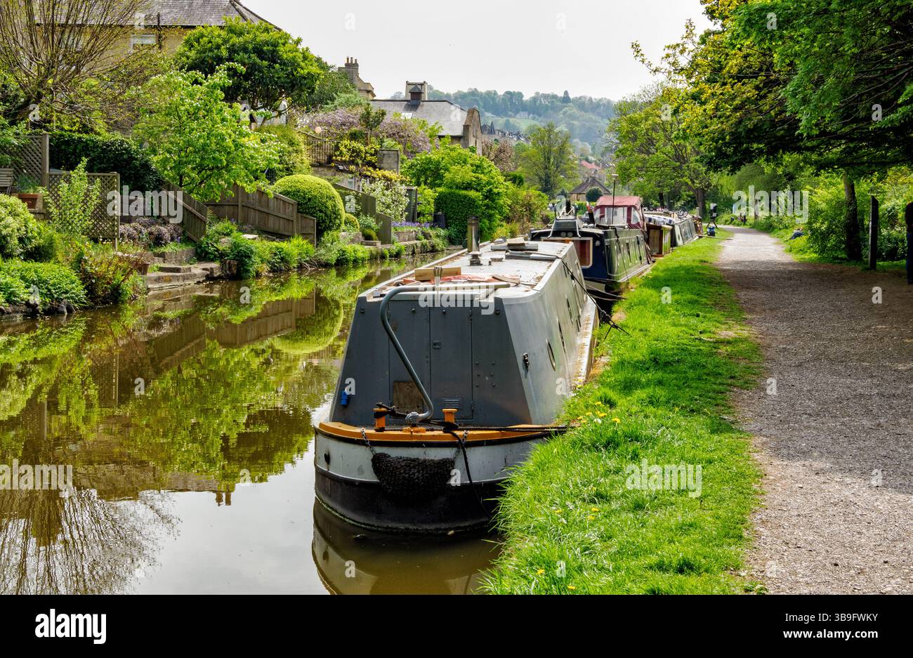 Narrowboats moored along the towpath of the Kennet and Avon canal in ...