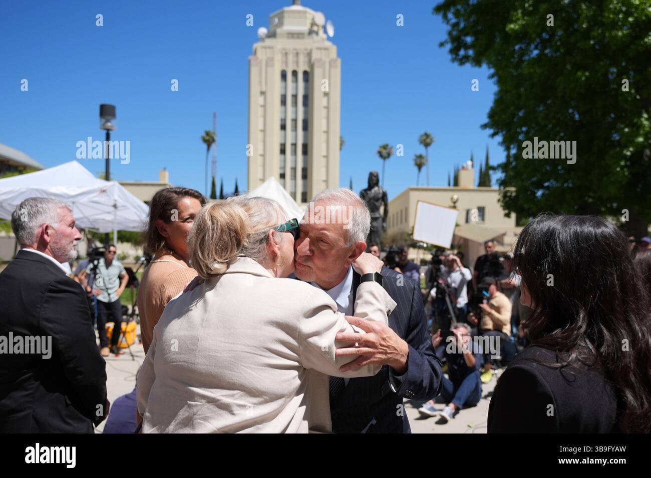 Attorney Mark Geragos, a lawyer for Erik and Lyle Menendez, center ...