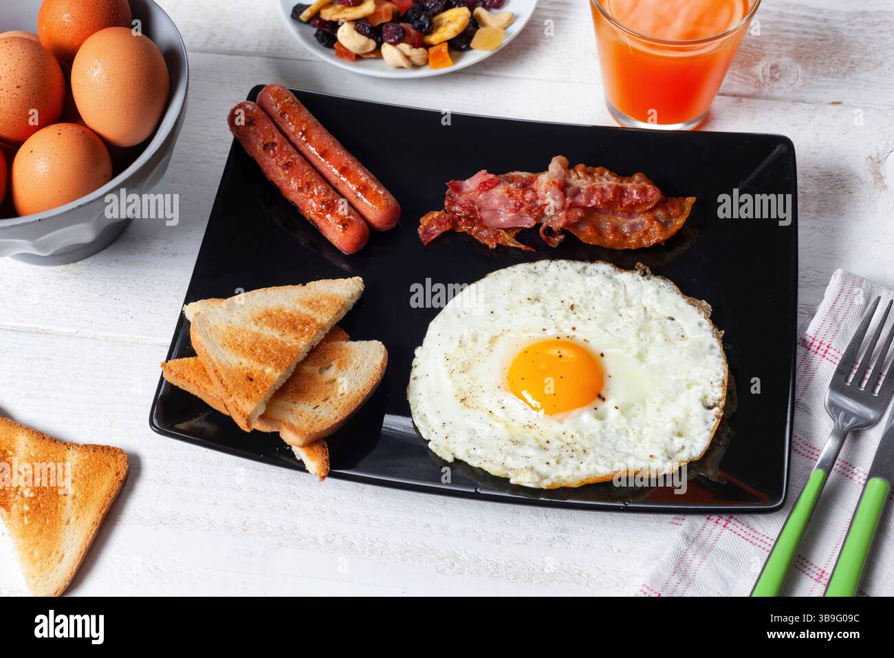 Egg black and white hi-res stock photography and images - Alamy