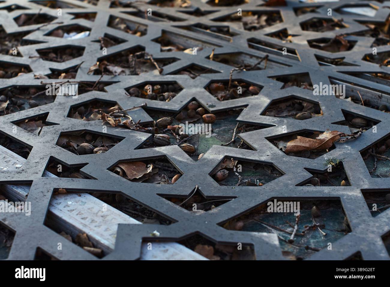 Lattice pattern islamic geometric hi-res stock photography and images ...