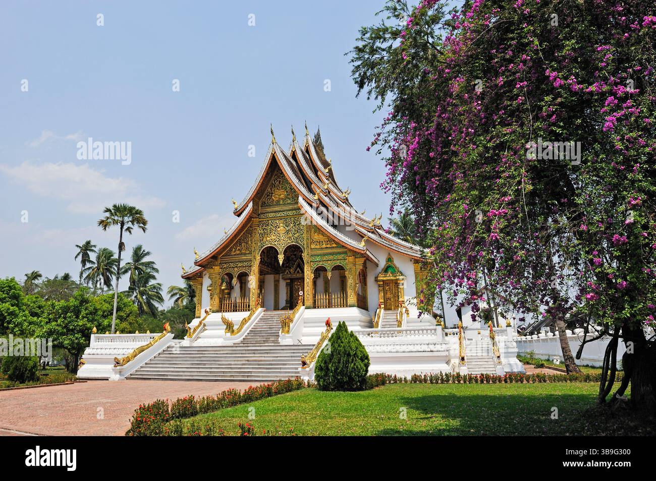 Haw Pha Bang temple built on the grounds of the Royal Palace Museum to ...
