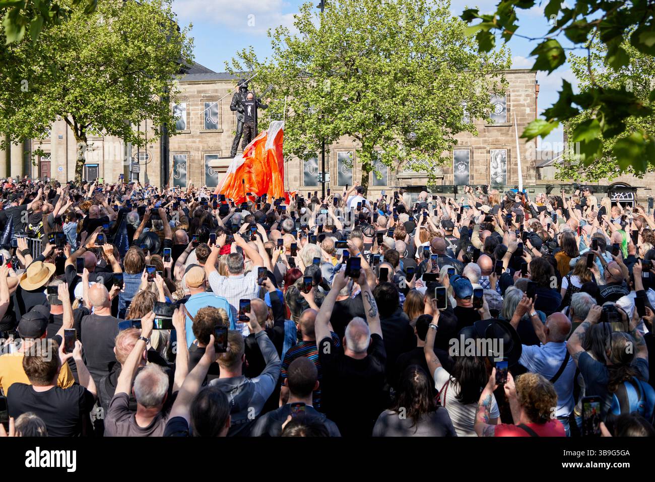 Statue of Motörhead singer Lemmy unveiled in Burslem by local sculptor ...