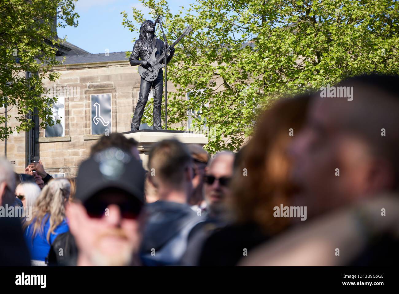 Statue of Motörhead singer Lemmy unveiled in Burslem by local sculptor ...