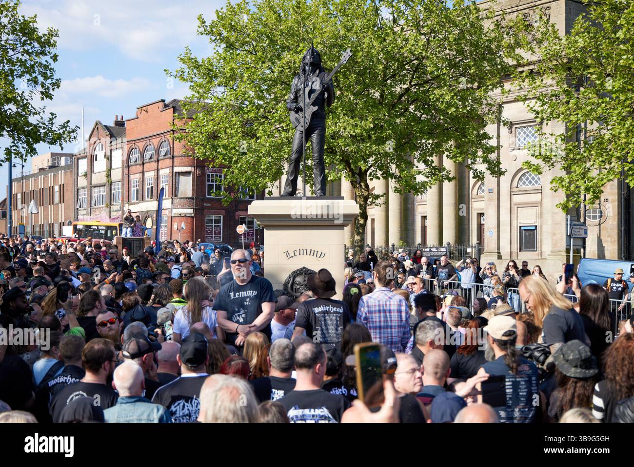 Statue of Motörhead singer Lemmy unveiled in Burslem by local sculptor ...