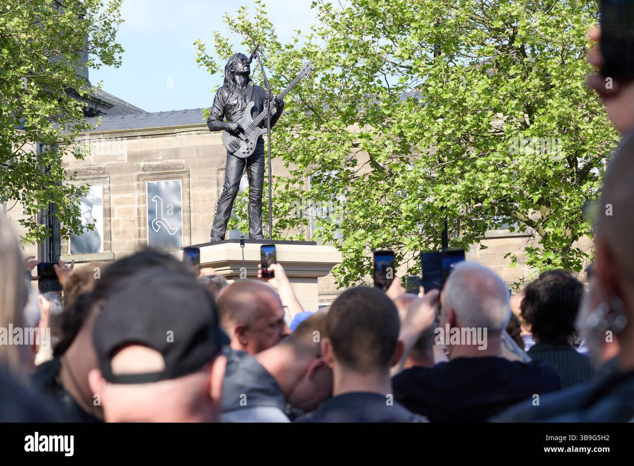 Statue of Motörhead singer Lemmy unveiled in Burslem by local sculptor ...