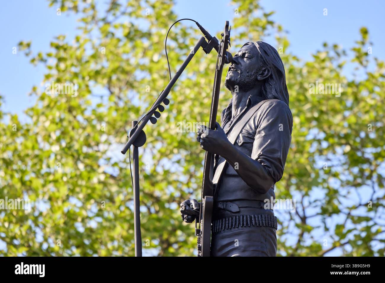 Statue of Motörhead singer Lemmy unveiled in Burslem by local sculptor ...