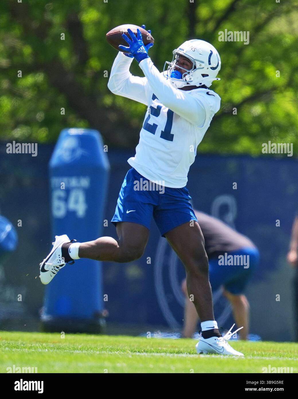 Indianapolis Colts running back DJ Giddens (21) makes a catch during a ...