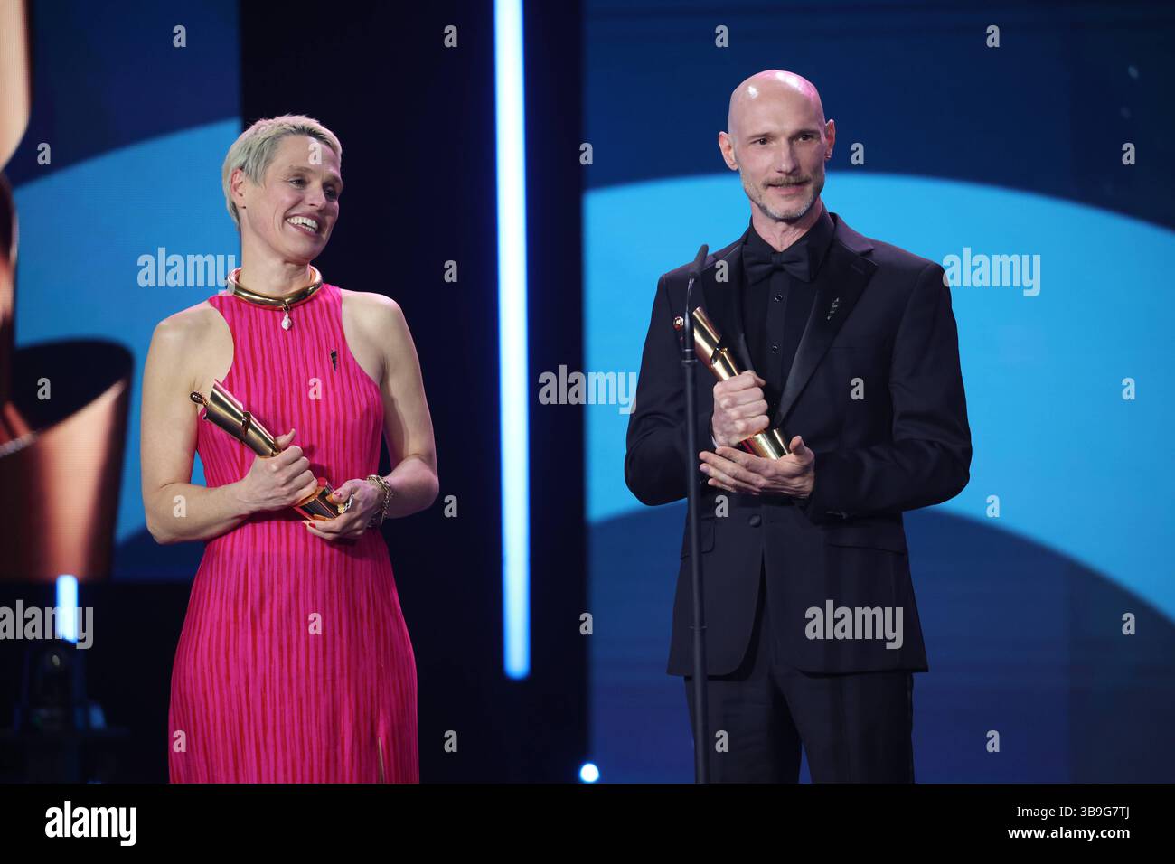 BESTES SZENENBILD Julian R. Wagner Szenenbild, Melanie Raab Set Dec Â ...