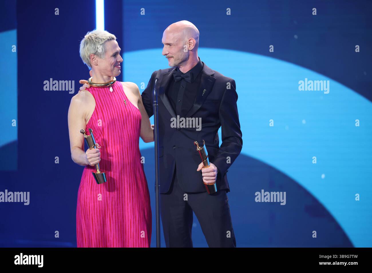 BESTES SZENENBILD Julian R. Wagner Szenenbild, Melanie Raab Set Dec Â ...