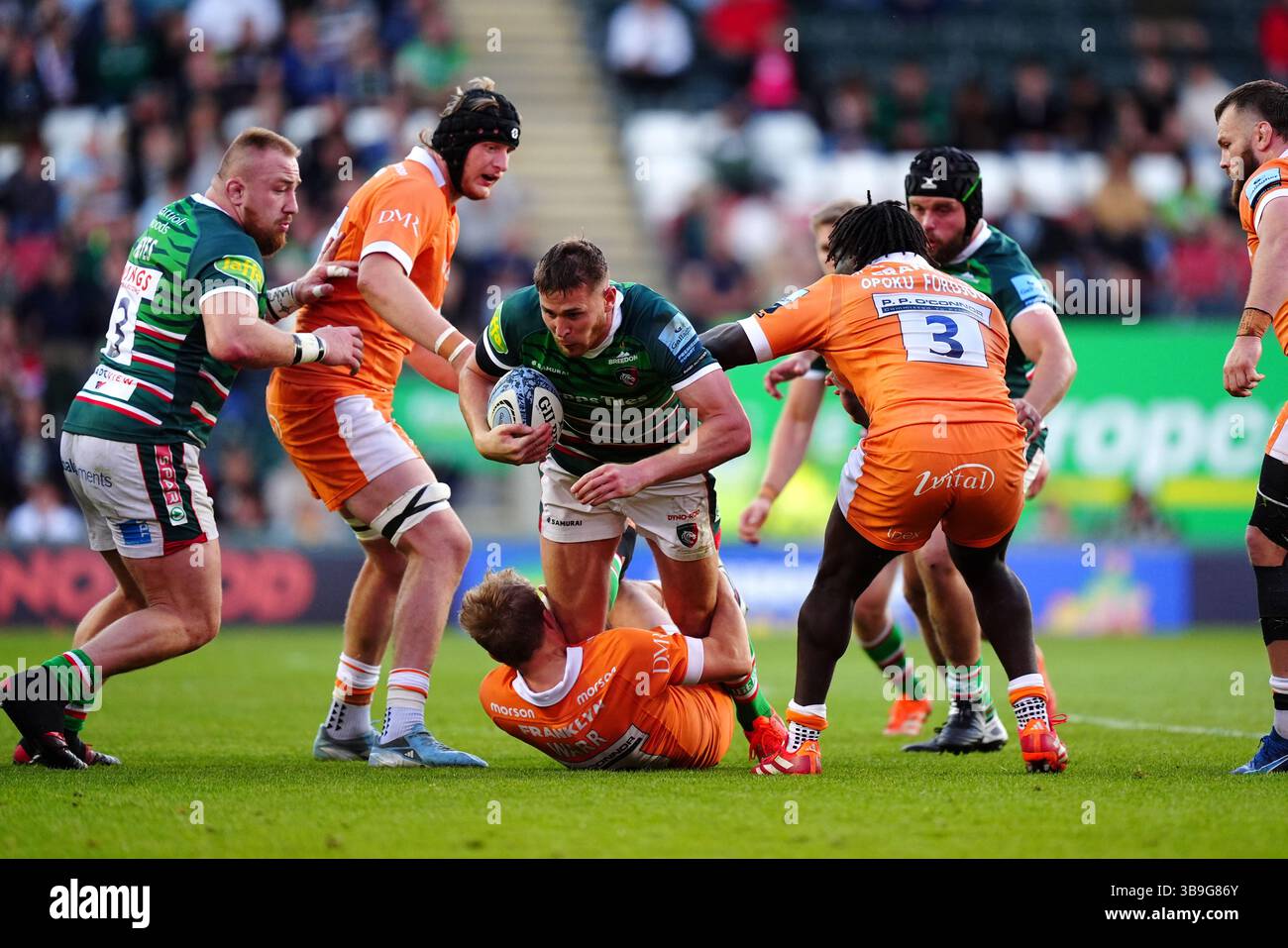 Leicester Tigers' Freddie Steward tackled by Sale Sharks' Gus Warr ...