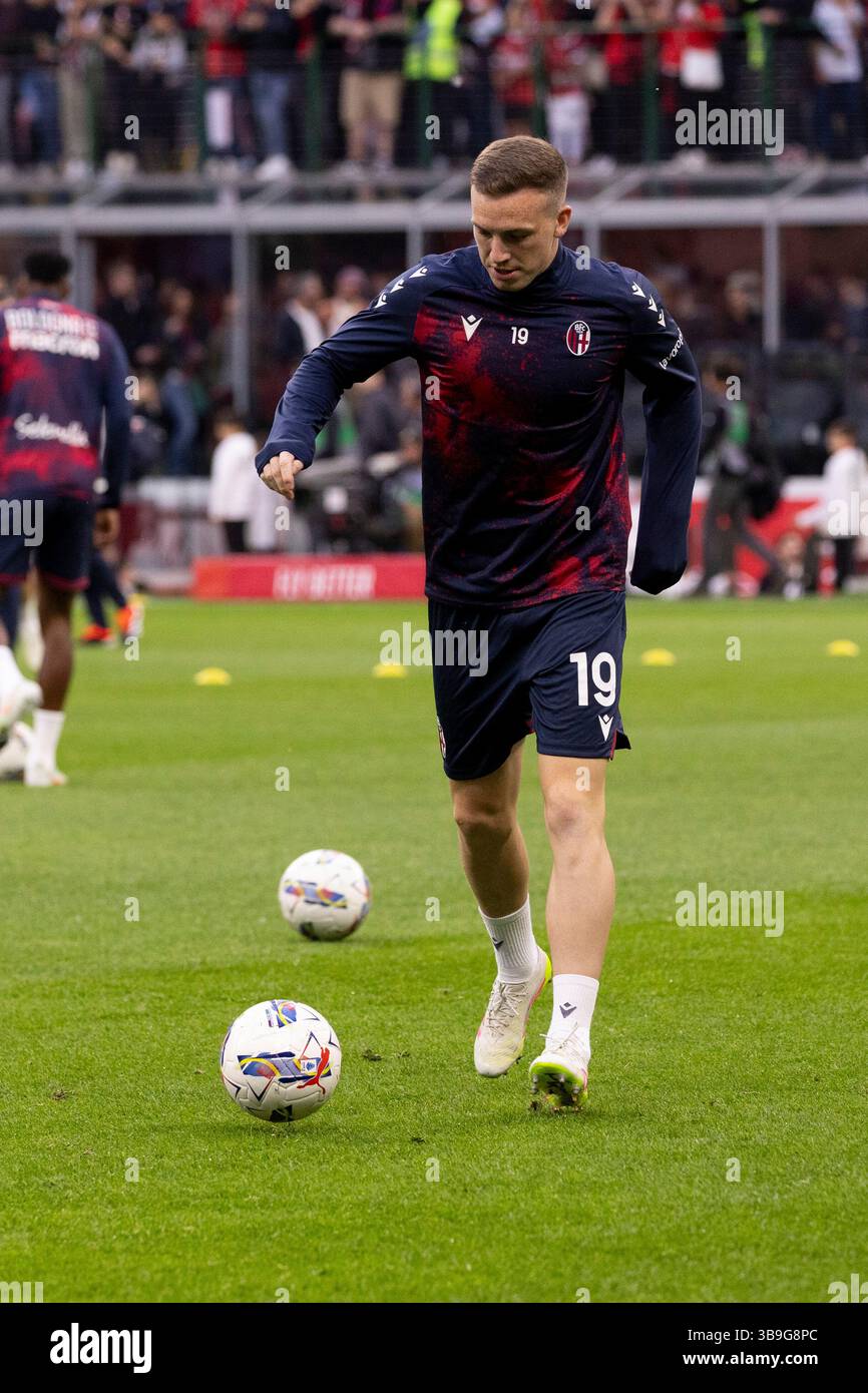 Lewis Ferguson in action during Serie A match between AC Milan and ...