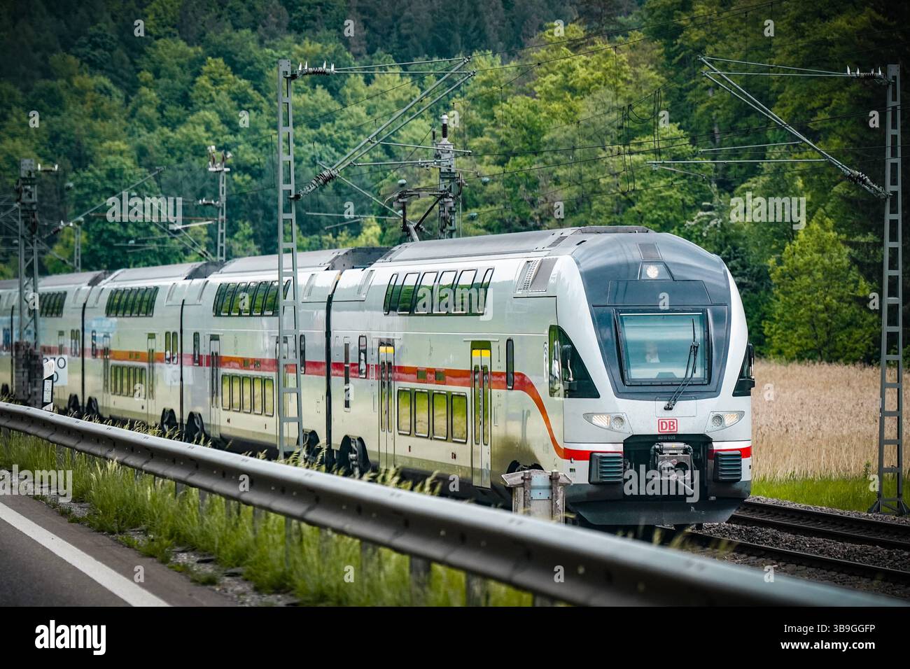 Doppelstockzug der Deutschen Bahn im Einsatz auf Fernstrecke ...