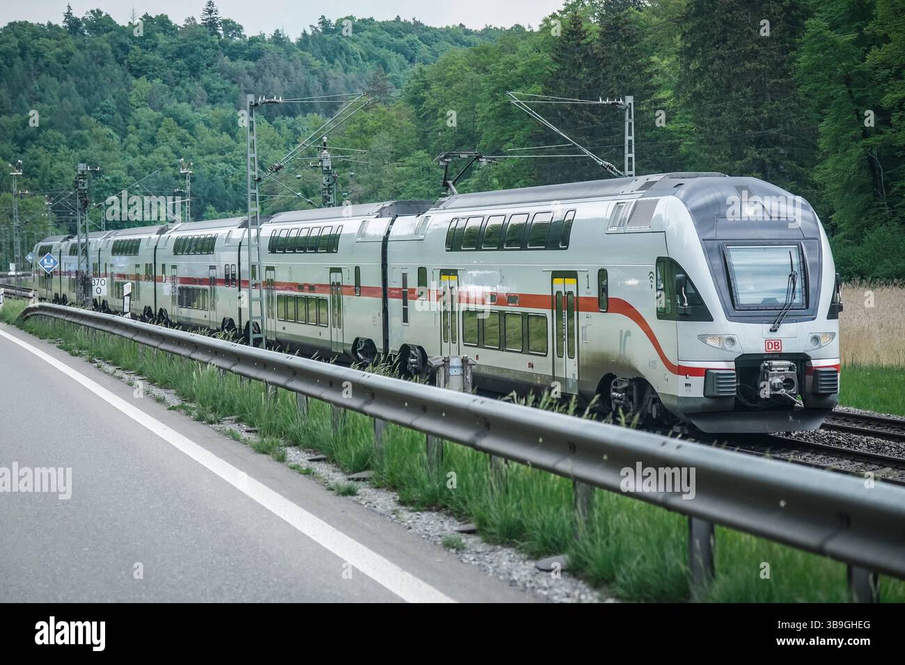 Intercity-Doppeldecker der Deutschen Bahn auf freier Strecke ...