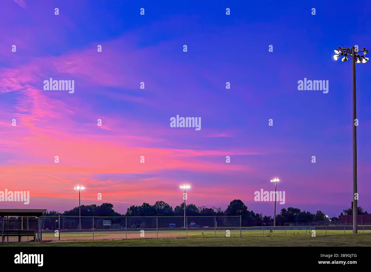 Beautiful purple pink sunset hi-res stock photography and images - Alamy