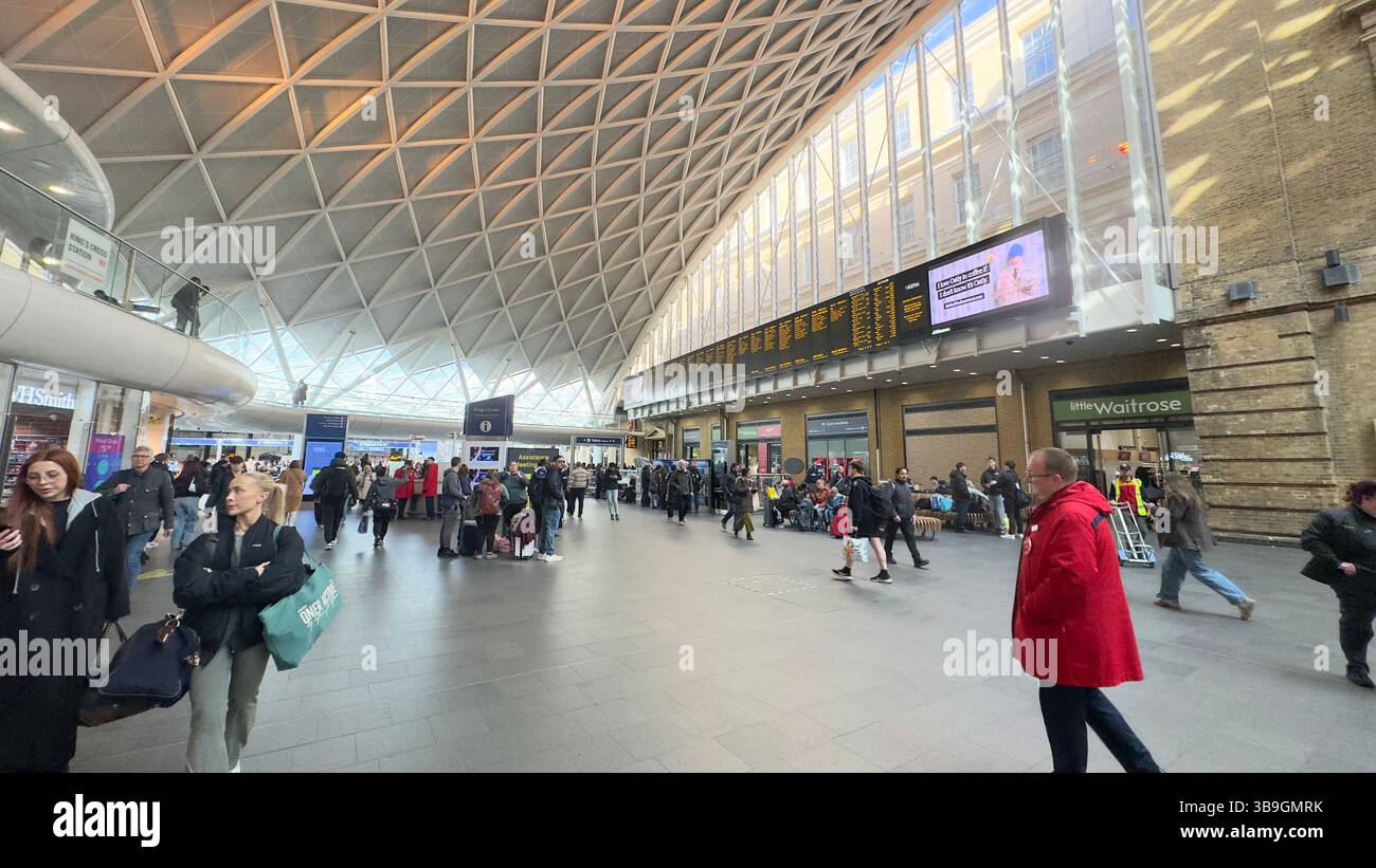 Interior view of King's Cross Station in London with a large crowd of ...