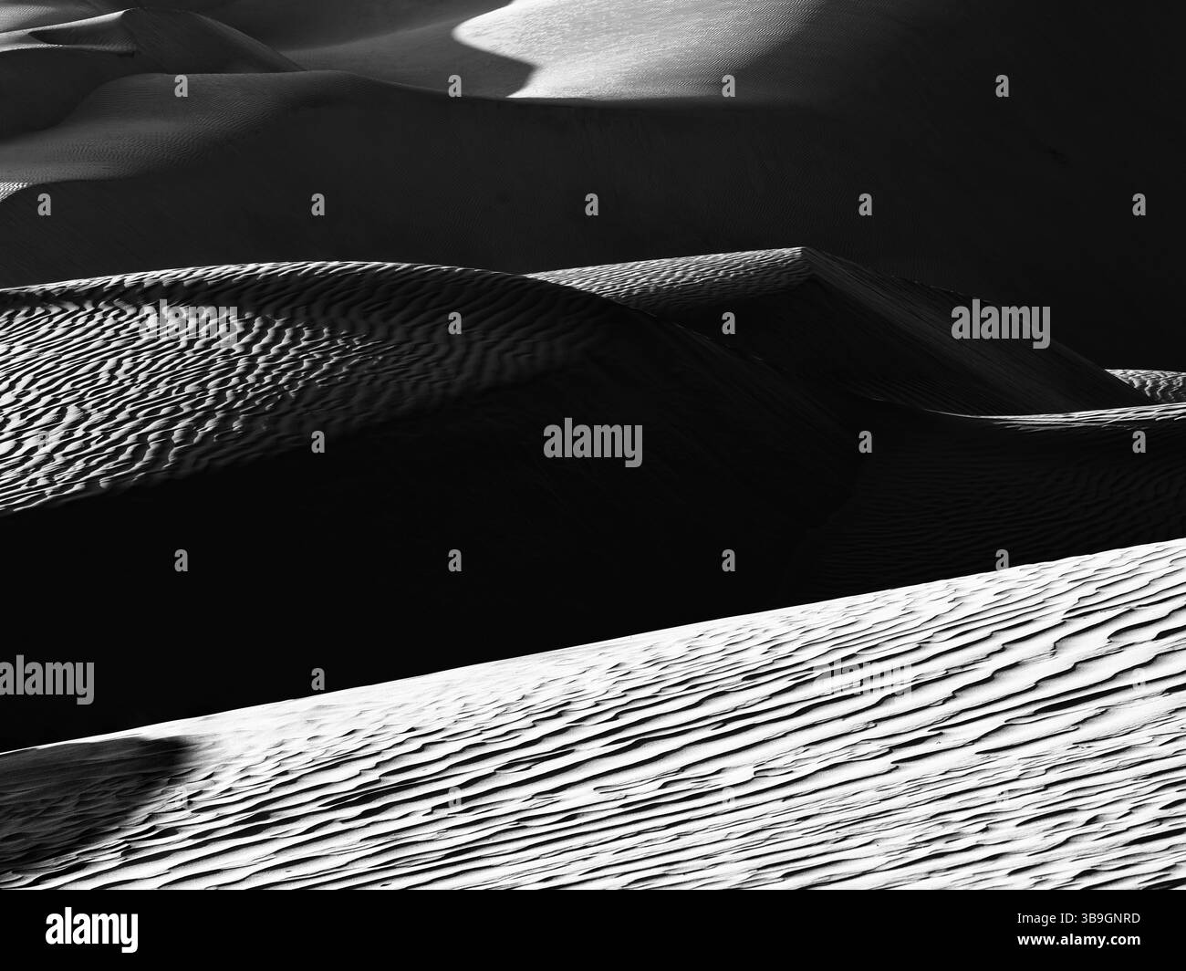 On the road in the Rub al Khali in Oman Stock Photo - Alamy